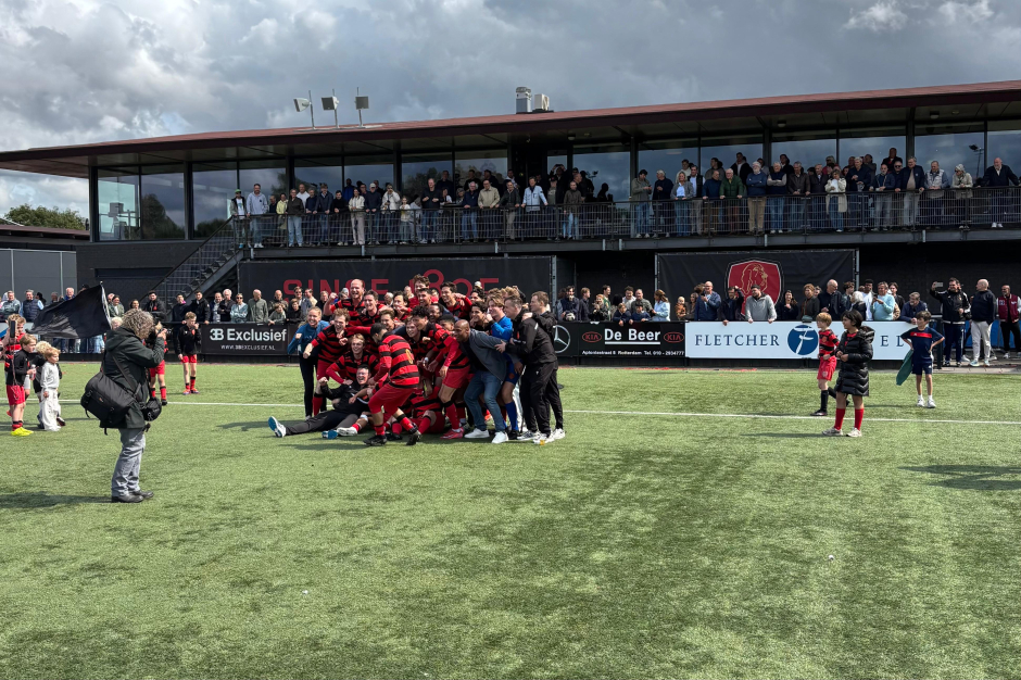 VOC 1 promoveert naar de 4e Divsie! · V.O.C. Rotterdam